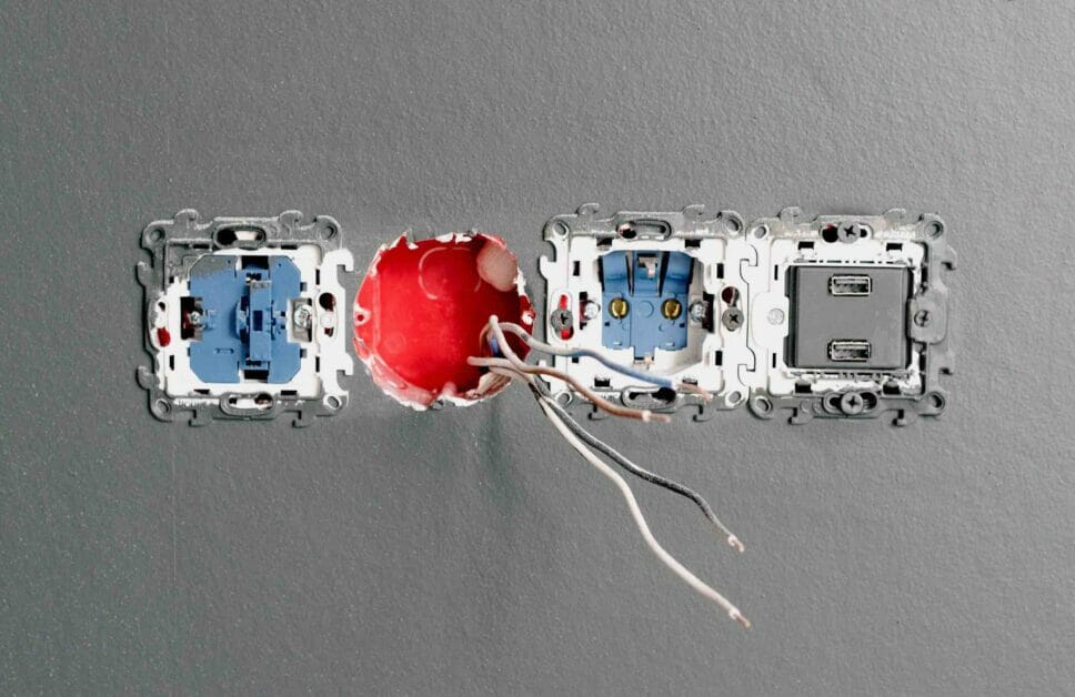 How to Wire Outlets in Series (Wiring Basics)
