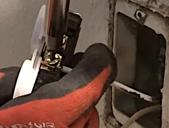 How to Ground an Outlet without a Ground Wire (Steps)