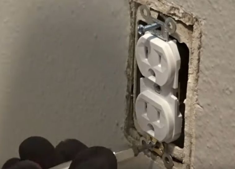 How to Ground an Outlet without a Ground Wire (Steps)