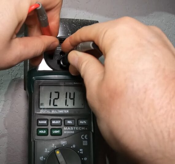 How to Test a 240v Outlet (3-Step Guide)