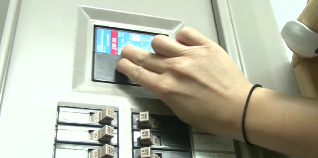 How to Open Outdoor Outlet Covers (Steps & Tips)